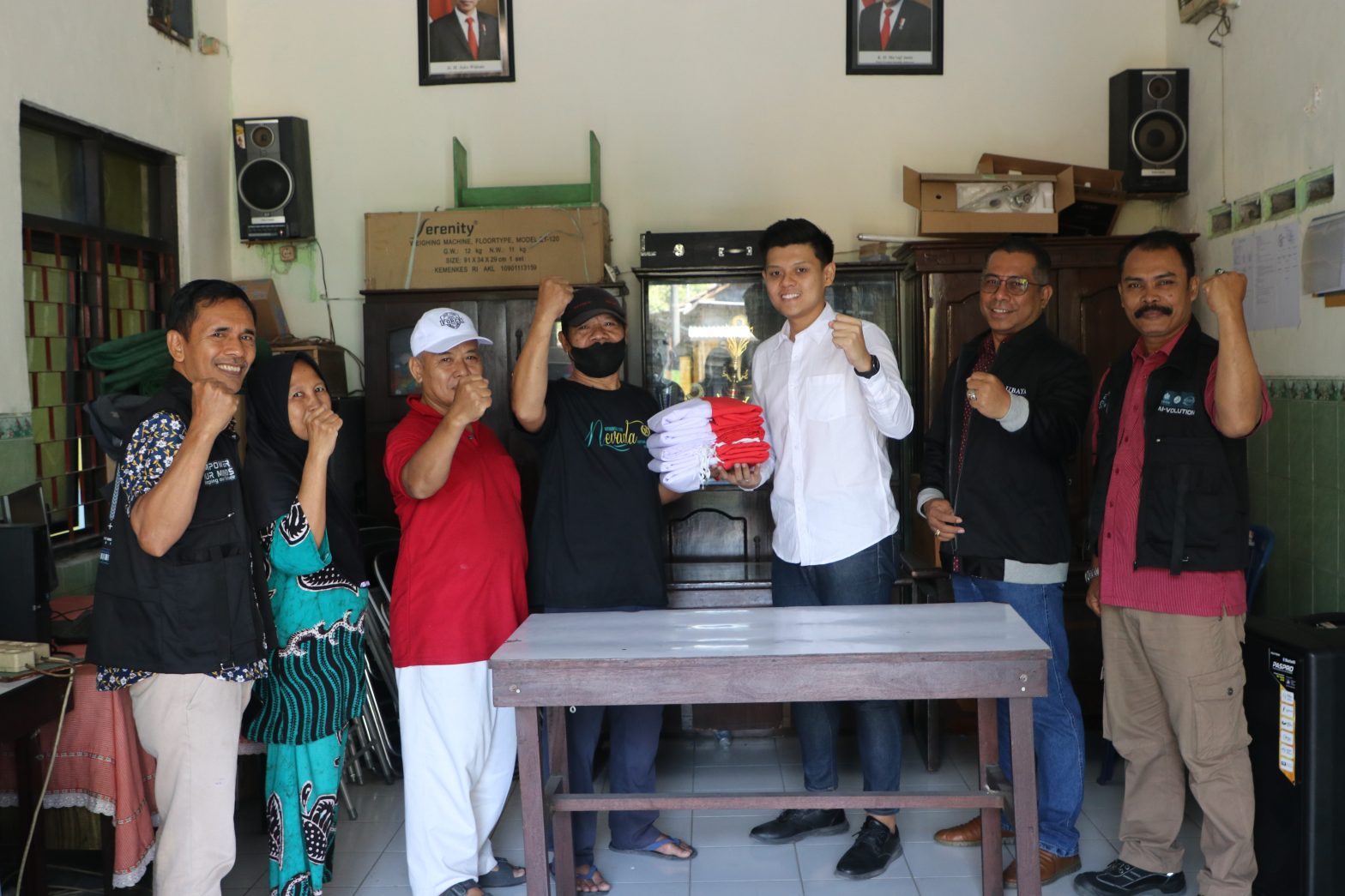 Meriahkan HUT RI ke-78, Ubaya Bagikan Ratusan Bendera Merah Putih ke ...