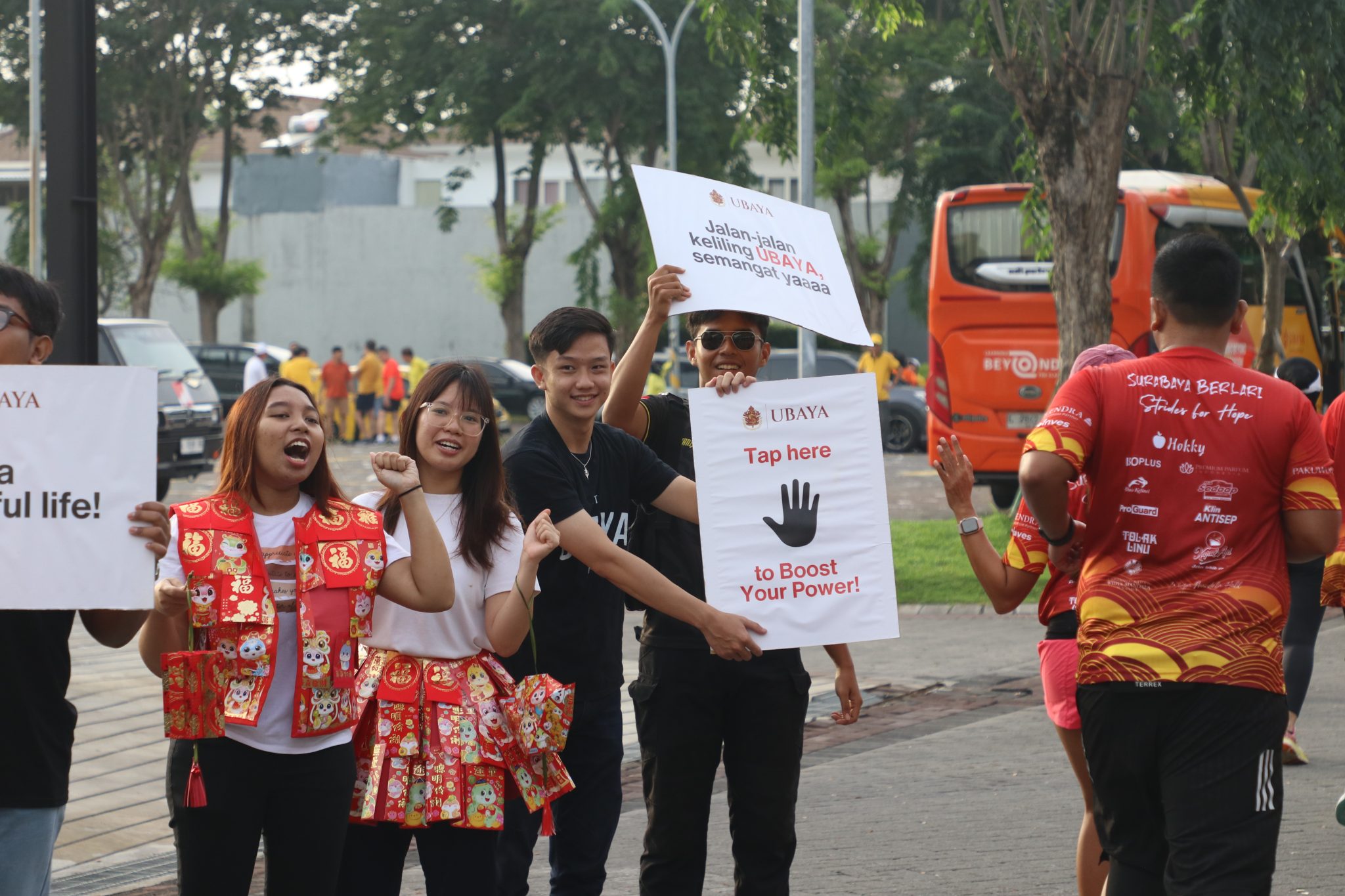 BEM Ubaya Meriahkan Sincia Run 2025 dengan Kostum Angpao Unik ...