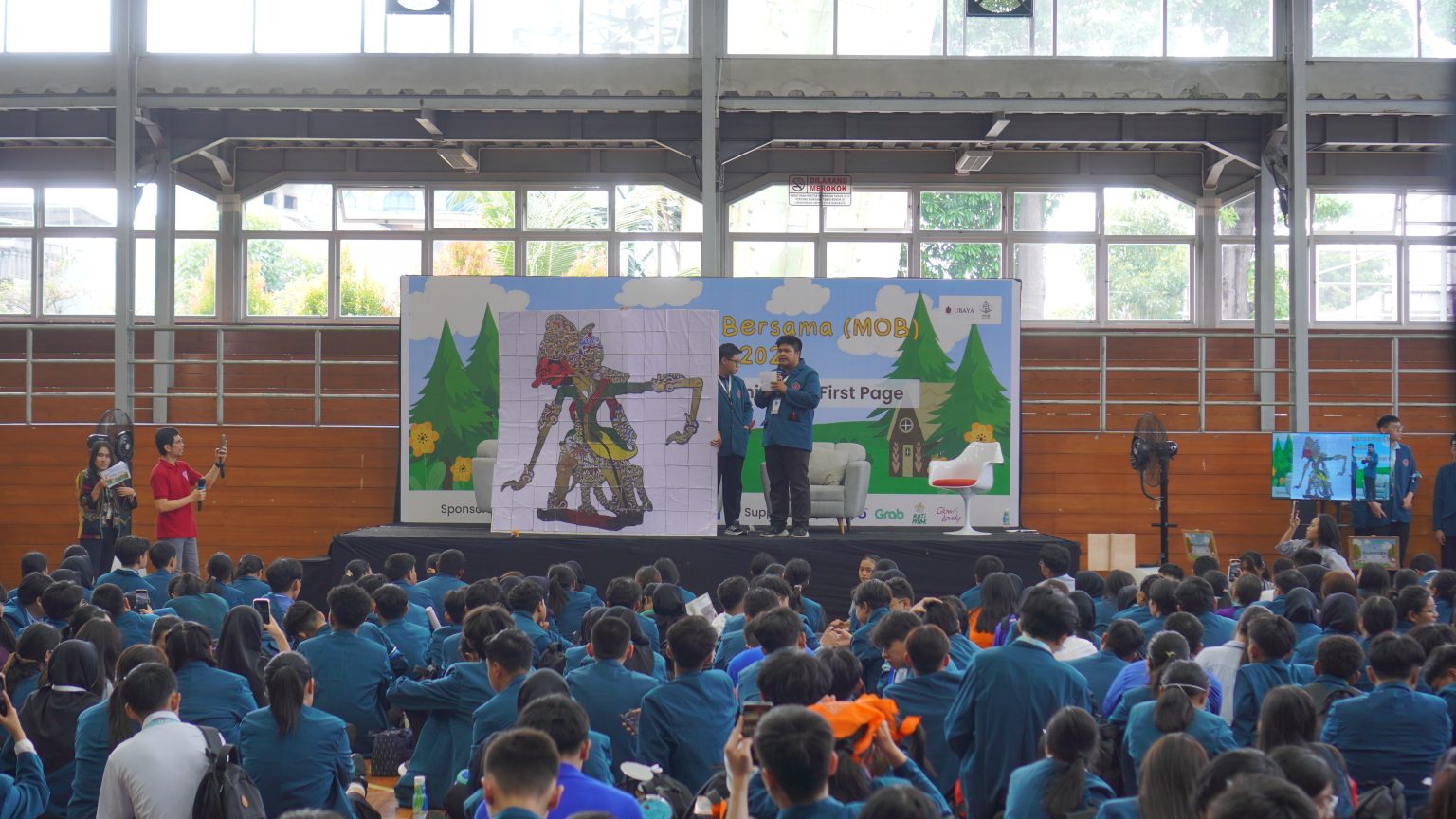 Mahasiswa Baru Ubaya Susun Delapan Puzzle Wayang Raksasa - Universitas ...