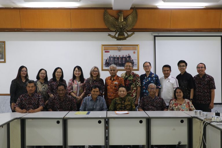 Rektor Ubaya Lepas Empat Karyawan Purnatugas - Universitas Surabaya (UBAYA)