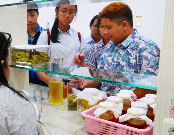 KUNJUNGAN SMA KARANGTURI SEMARANG: APLIKATIF DAN MENARIK - Universitas ...