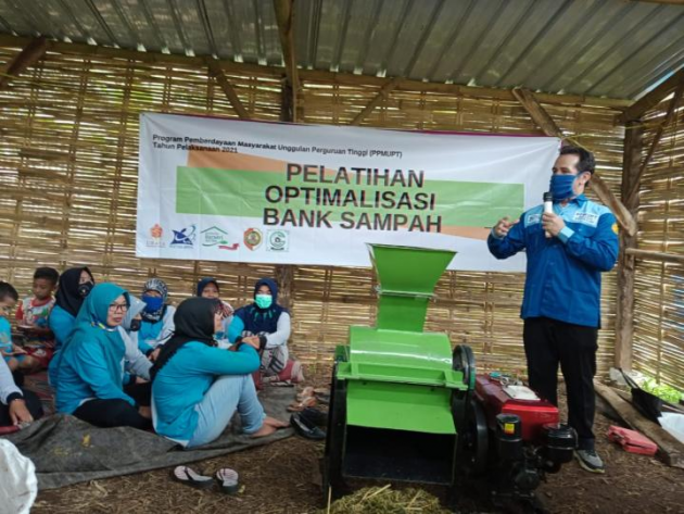 Pelatihan Optimalisasi Bank Sampah Desa Kedungudi Oleh Tim PPMUPT Ubaya - Universitas Surabaya ...