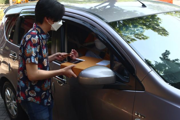 Ambil Atribut Wisuda Via Drive Thru - Universitas Surabaya (UBAYA)