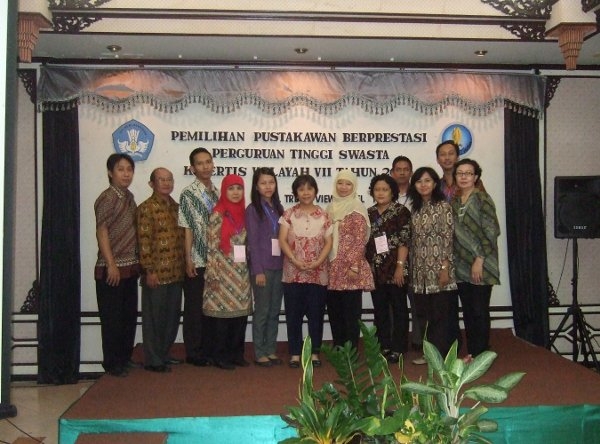 Karyawan UBAYA Lolos Seleksi Pemilihan Diktendik Berprestasi ke Tingkat Nasional - Universitas ...