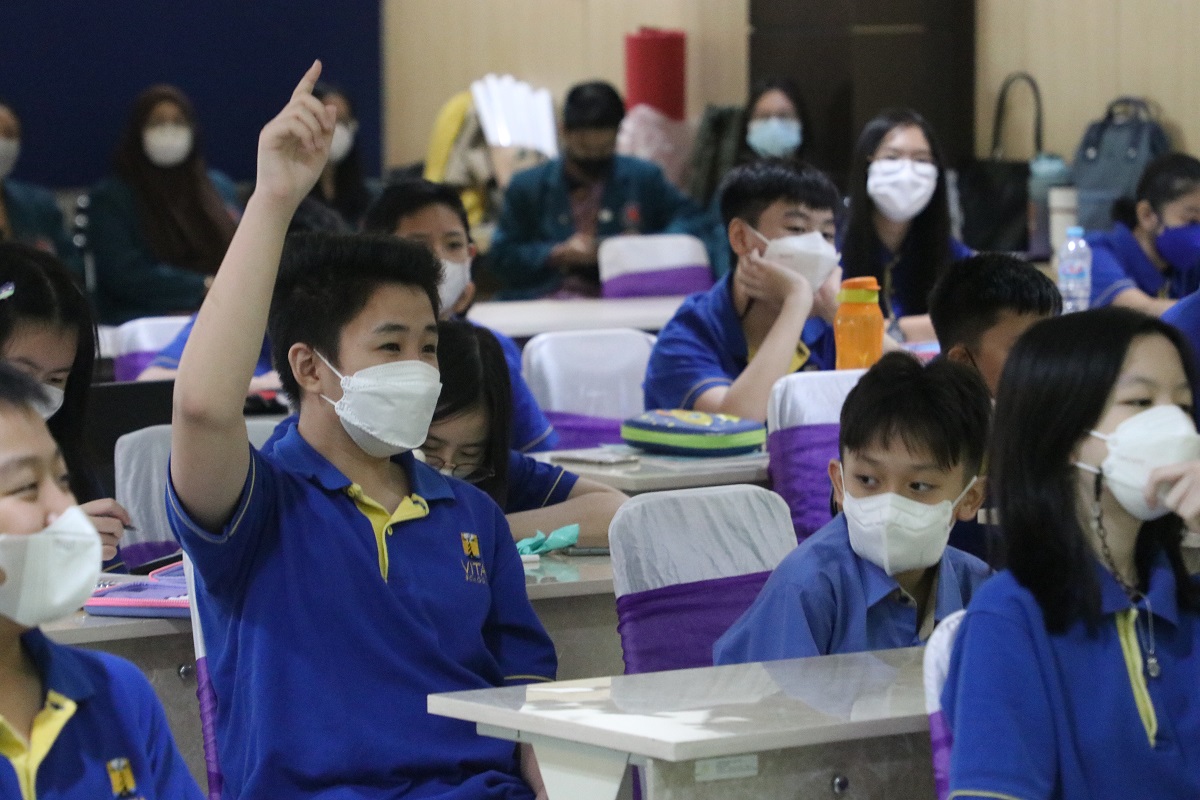 Kunjungan Vita Junior High School, Psikologi Ubaya kenalkan Regulasi Emosi - Universitas ...