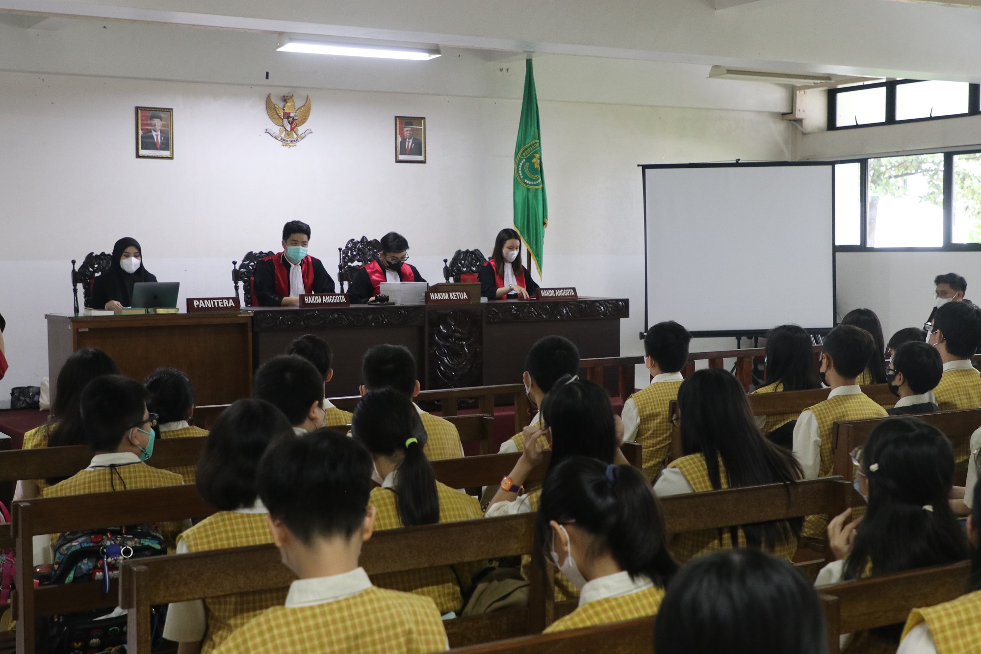 Ajak Siswa SMP Little Sun School Saksikan Simulasi Sidang di Fakultas ...