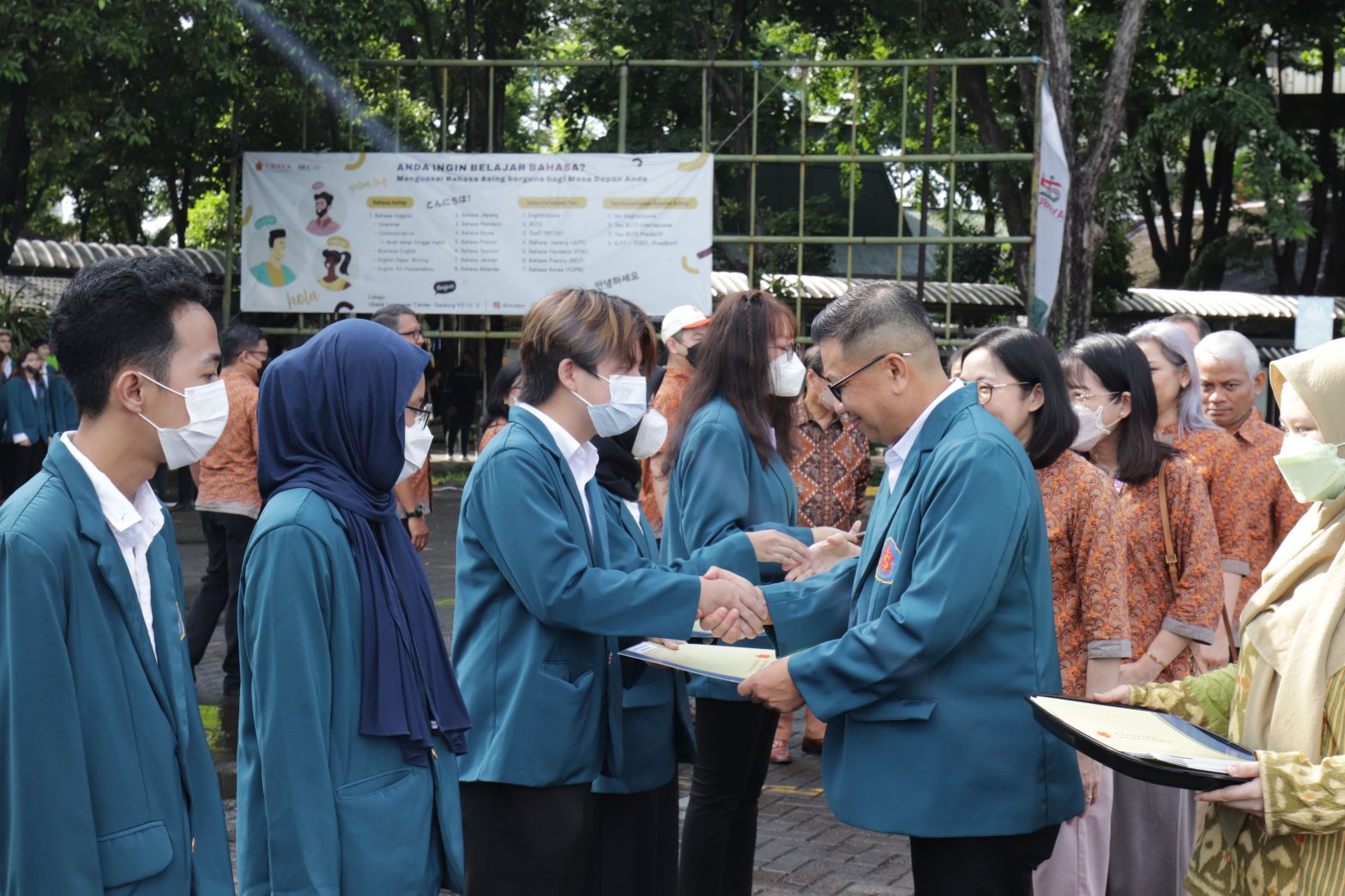 Bertepatan dengan Hari Pendidikan Nasional, Ubaya Bagi 2312 Beasiswa ...