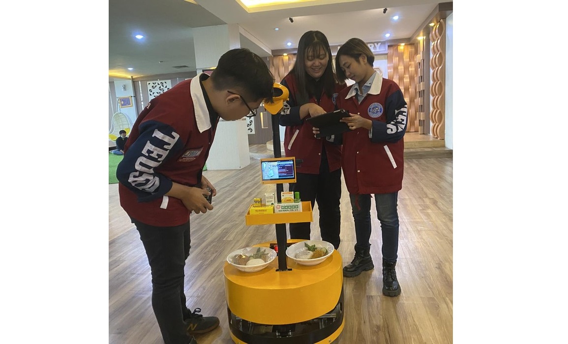 Keren! 3 Mahasiswa Ubaya Ciptakan Robot Pengantar Obat-Makanan untuk ...