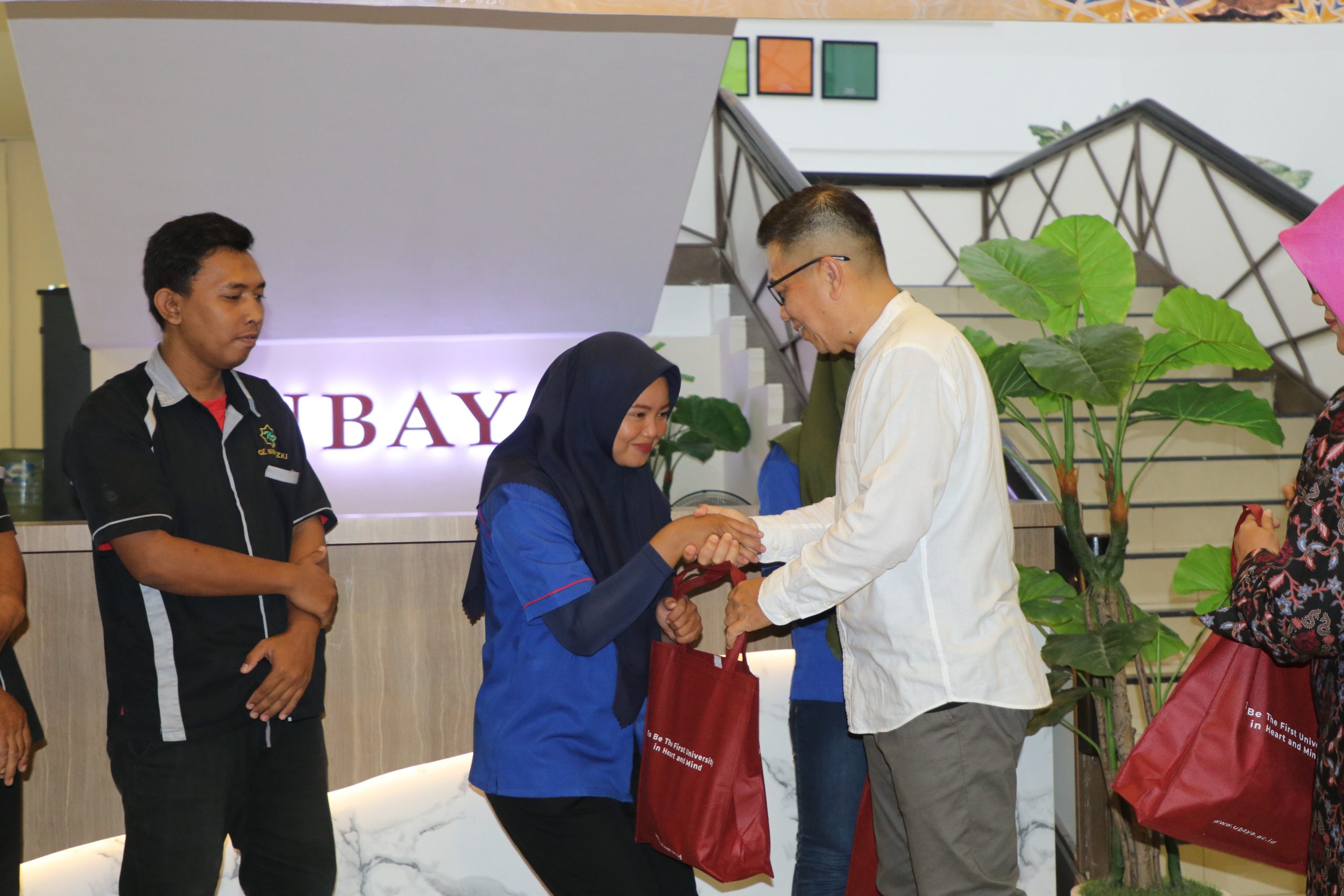 Rayakan Puasa Bersama, Ubaya Bagikan Lebih dari 2000 Takjil ke Warga ...